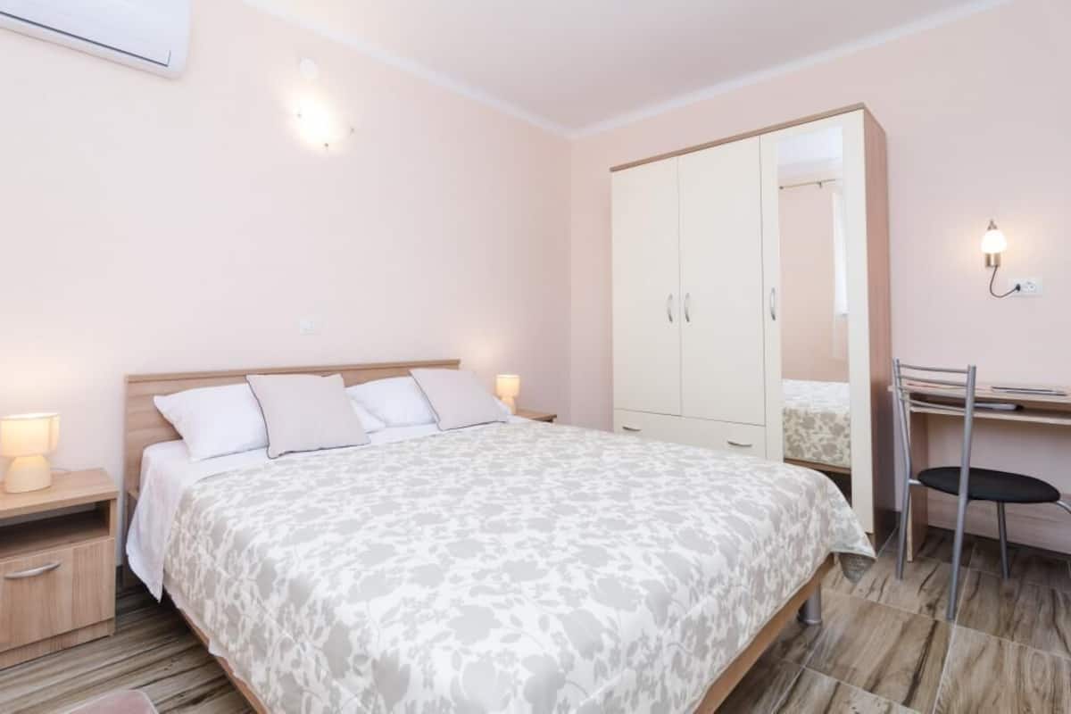 Apartamento (One-Bedroom Apartment -Lara) | 2 quartos, Wi-fi grátis, roupa de cama fornecida