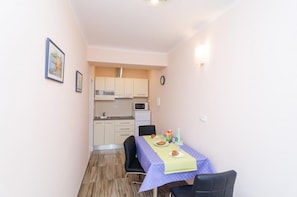 Apartamento (One-Bedroom Apartment -Lara) | Sala | TV de ecrã plano