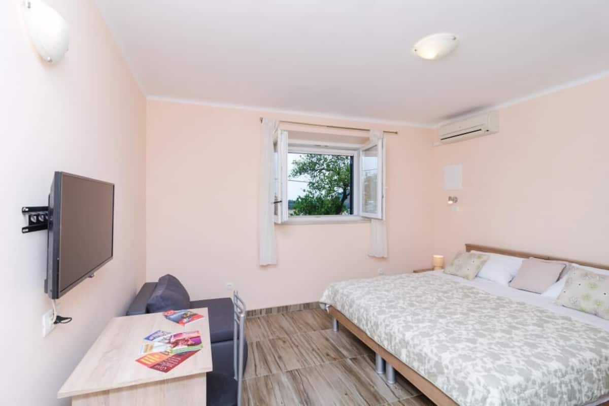 Apartamento (One-Bedroom Apartment - Lena) | 2 quartos, Wi-fi grátis, roupa de cama fornecida