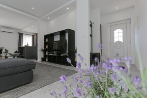 Apartamento (Three Bedroom Apartment- Balconies an) | Sala | TV de ecrã plano 
