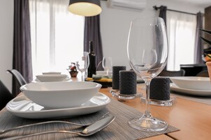 Apartamento (Three Bedroom Apartment- Balconies an) | Refeições no quarto
