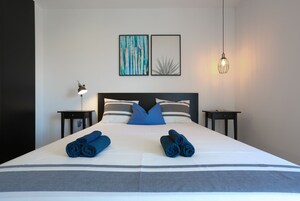 Apartamento (Three Bedroom Apartment- Balconies an) | 7 quartos, ferro/tábua de engomar, Wi-fi grátis 