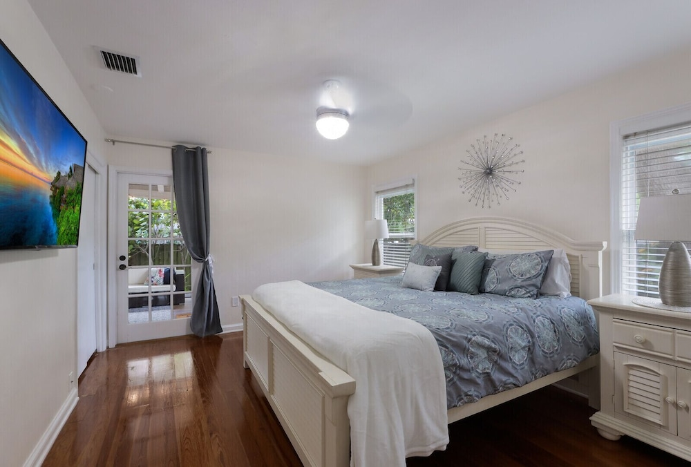 Charming Beach Cottage - Sarasota, FL