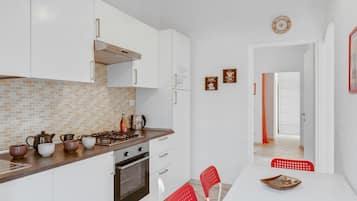 Apartamento, 2 quartos | Cozinha privada | Geladeira grande, fogão, cooktop, talheres/pratos/utensílios de cozinha