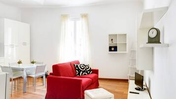 Apartamento, 1 quarto | Sala de estar | TV de ecrã plano