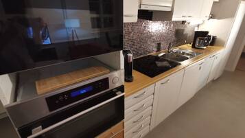 Apartamento | Cozinha privada | Geladeira, micro-ondas, fogão, cooktop