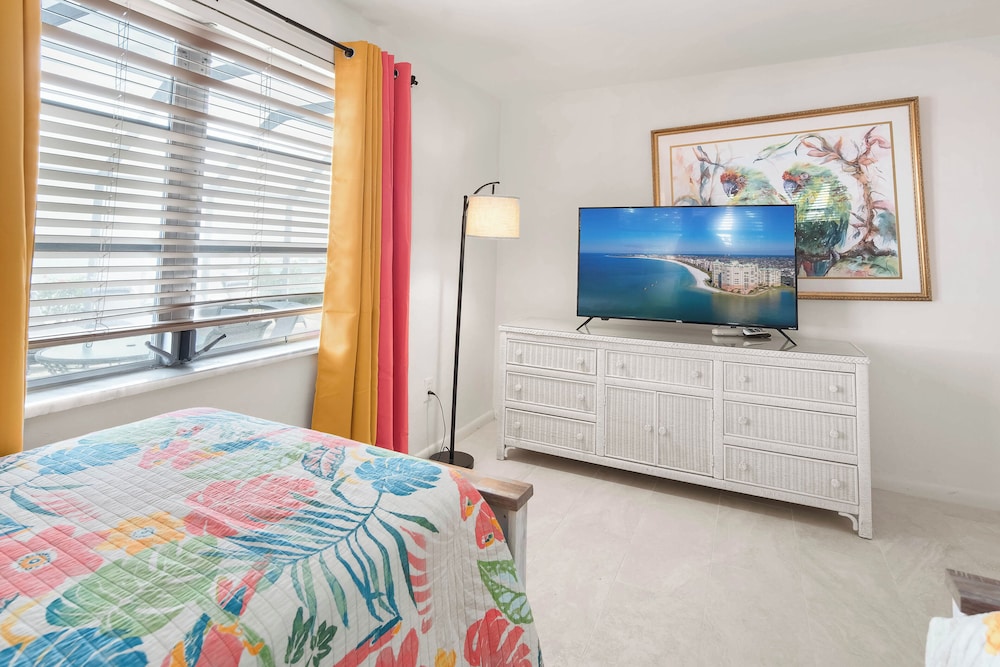 Indulge In A Relaxing Vacation Within This Serene, Ocean-view Home! - Marco Island, FL