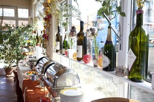 Café da manhã, almoço e jantar; culinária alemã 