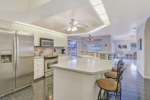 Casa (1520 SW 43rd St) | Cozinha privada | Um frigorífico, um micro-ondas, uma máquina de lavar louça 