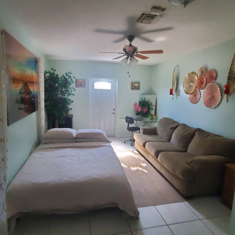 Entire Centrally Located Spacious 3bd2bth Sleep 6, Close To Shopping And Beaches - Juno Beach, FL