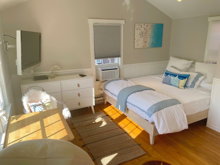 Cozy Upper Studio- Fully Equipped & Close To Town, Harbor, Shops & Restaurants! - 南塔克特