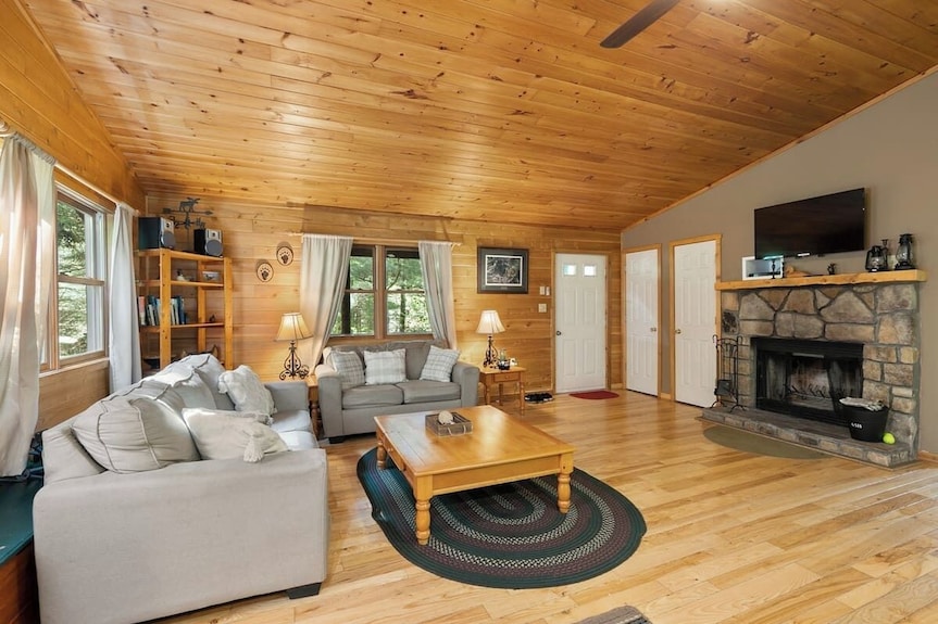 Access Lake From Cozy Seclusion- 3 Acres, Private Trail, Canoe - Sleeps 6-8 - Deep Creek Lake, MD