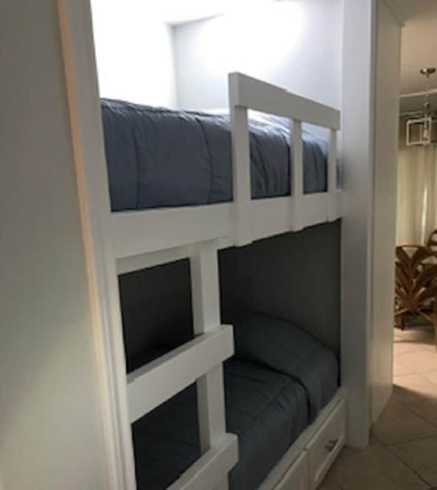 Beachfront 2nd Floor, Private Balcony. Sleeps 6 - South Padre Island