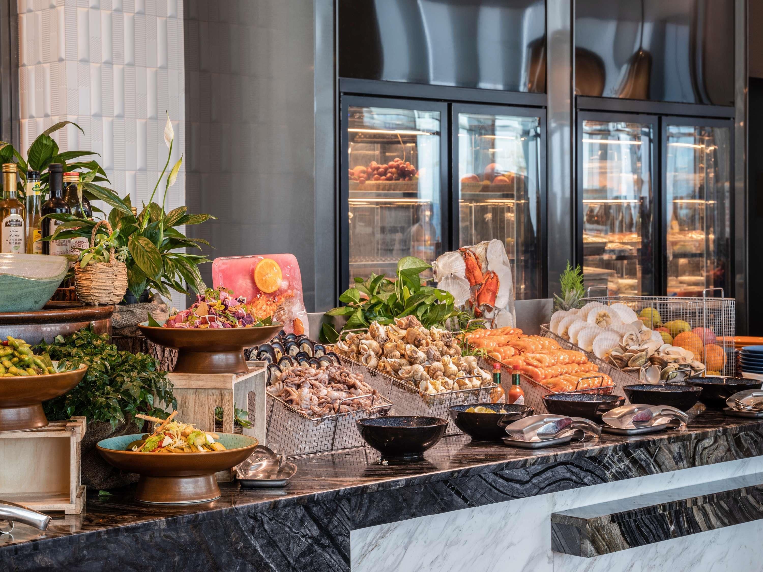 Um buffet com frutos do mar, frutas e legumes.