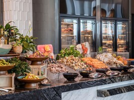 Um buffet com frutos do mar, frutas e legumes.