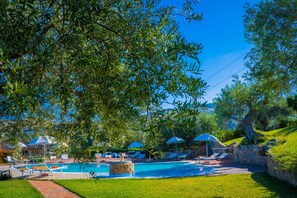 Piscina exterior sazonal, guarda-sóis, espreguiçadeiras 