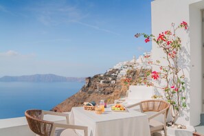 Honeymoon Cave Suite with Outdoor Jacuzzi | Roupas de cama premium, cofres nos quartos, escrivaninha