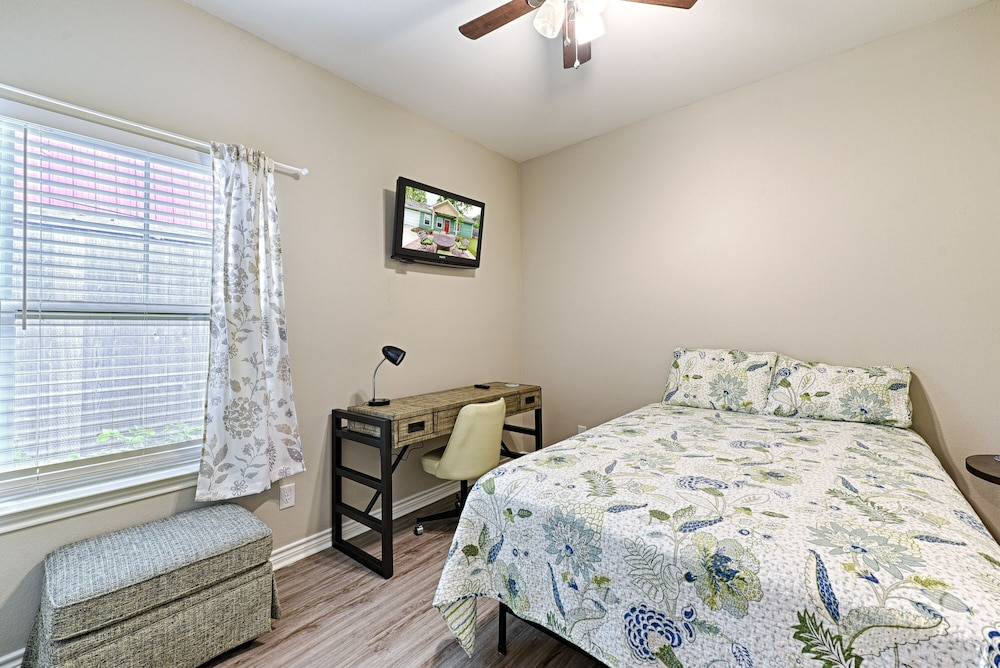 Trendy 2 Br Bishop Arts District House: Hot Tub Spa, Putting Green, Gardens - Dallas, TX