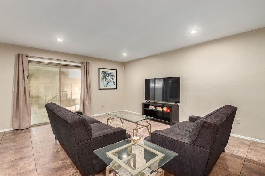 Spacious 3 Bedroom House W/ Pool - Phoenix