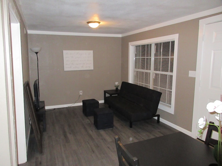 The Roost - Guest House With Queen Bed - Hollywood Park - San Antonio