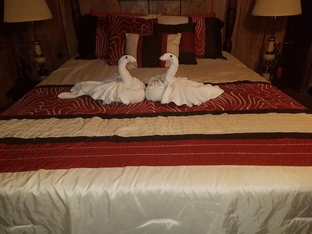 Private Suite ❤ With Hot Tub & Cabin Features For A Couples Retreat In The City! - Clinton, TN