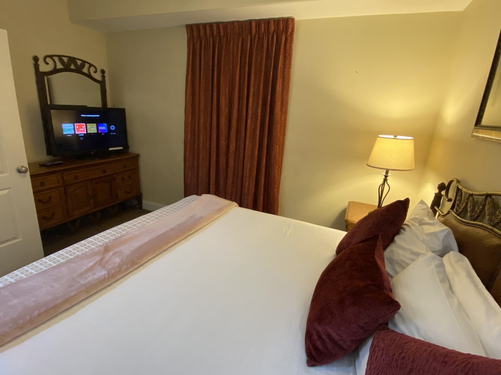 Luxury Waterfront/5* Resort/sleep6/1mile To Disney View Calendar - Orlando, FL