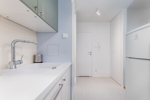 Lava-louças, cadeirão de bebê, talheres/pratos/utensílios de cozinha