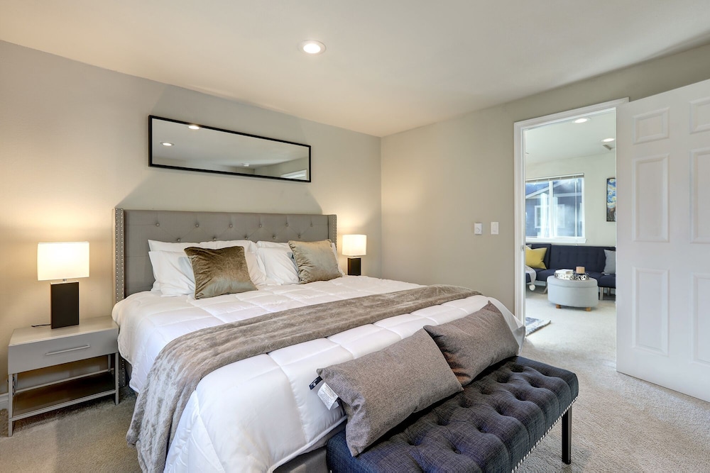 Spacious 5 Bd/3 Ba Home ⚡ Perfect For Entertaining - Renton, WA