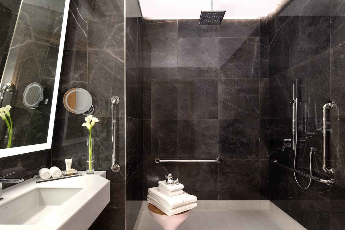 Quarto com design assinado, 2 camas de casal | Frigobar, cofres nos quartos, escrivaninha