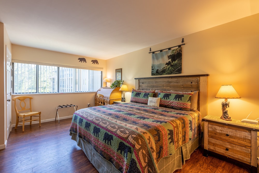 Walk To D'town Gatlinburg! 1/1 Condo With Fireplace And Pool! Sleeps 4 No Stairs - Anakeesta, Gatlinburg