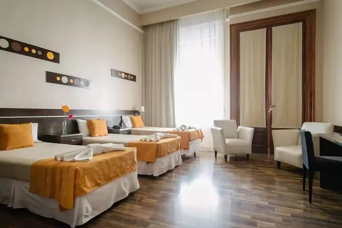 Quarto Triplo Standard | Cortinas/cortinados opacos, Wi-fi grátis, roupa de cama fornecida
