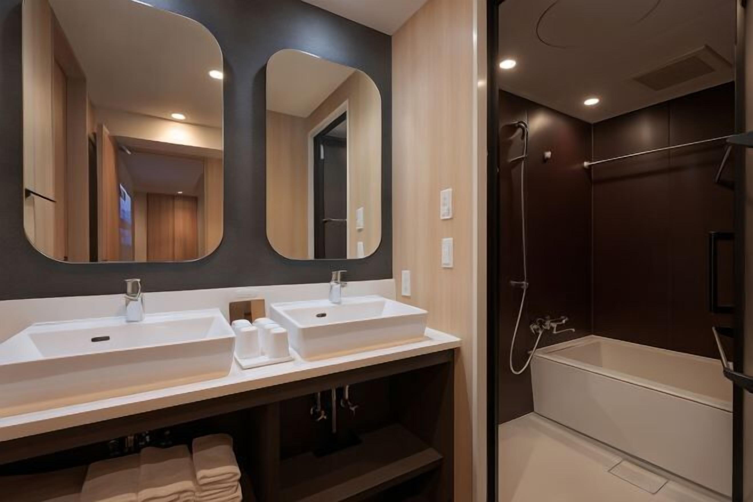 Banheiro | Banheira e chuveiro separados, banheira de imersão, secador de cabelo 