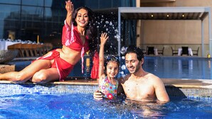 Piscina com uma família.