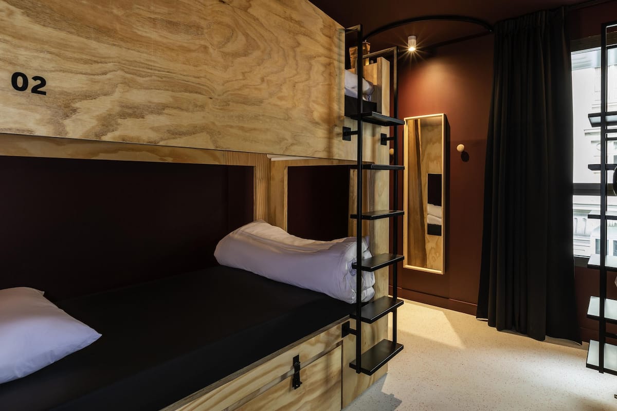 Chambre pour 4 personnes avec salle de bains privée | Cortinas/cortinados opacos, quartos insonorizados, Wi-fi grátis