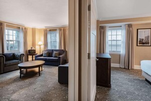 Suite de Luxo, 2 quartos (1 King Bed & 1 Queen Bed) | Cofre com capacidade para port átil, secretária 