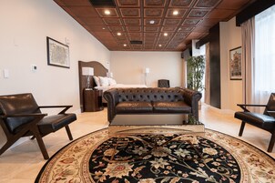 Cobertura, 1 cama King, para não fumantes (Suit) | Cofres nos quartos, escrivaninha, espaço de trabalho para notebook