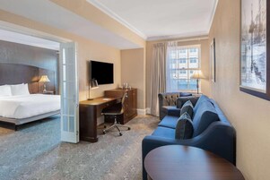 Suite, 1 quarto (1 King Bed) | Cofre com capacidade para portátil, secretária 