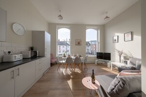 Apartamento empresarial | Área de estar | TV de tela plana