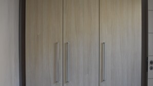 Um conjunto de portas de madeira fechadas, com puxadores de metal.
