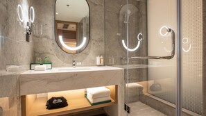 Roupa de alta qualidade, edredões de penas, minibar, cofre no quarto 