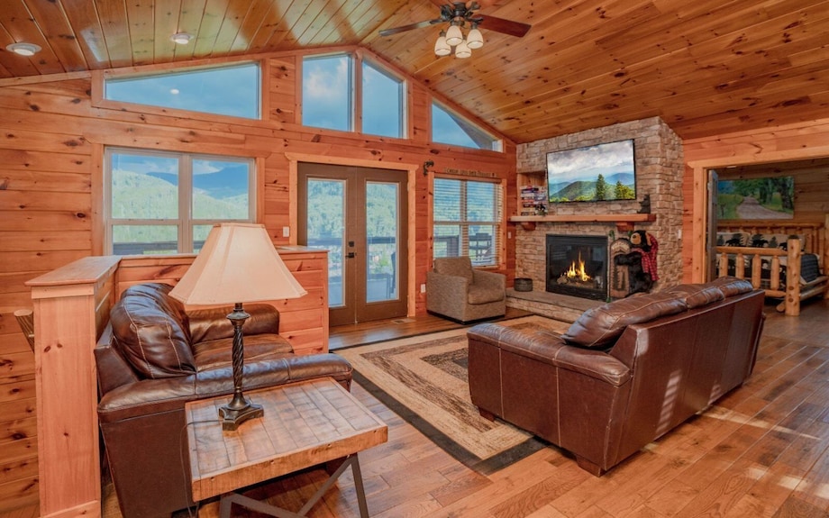 Absolute Heaven - City & Mountain Views + Hot Tub + Pool Table + Fireplace - ガットリンバーグ, TN