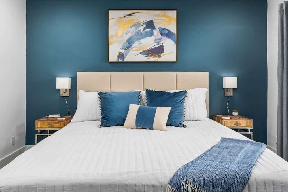 Birmingham Gem: City Views, Pet-friendly & Comfy! - Homewood, AL