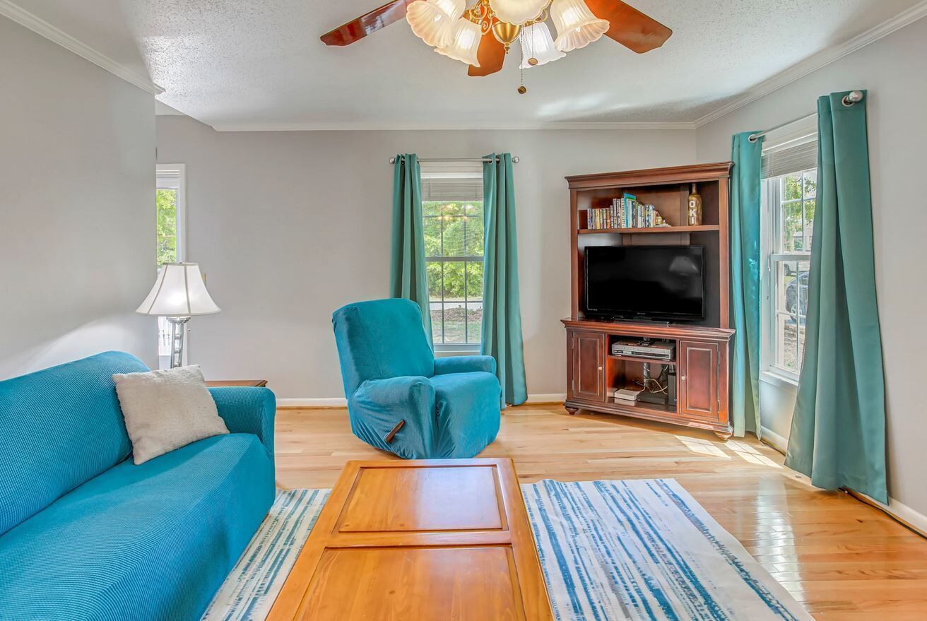 Beach Island Bum Cozy Cape Code, Pet Friendly Short, Walk To Beach! - Oak Island, NC