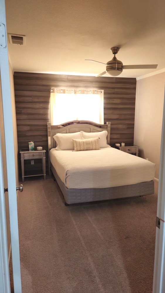 Beautiful Spacious Home. Pool And Spa . Coachella & Stage Coach Fest - Palm Desert, CA
