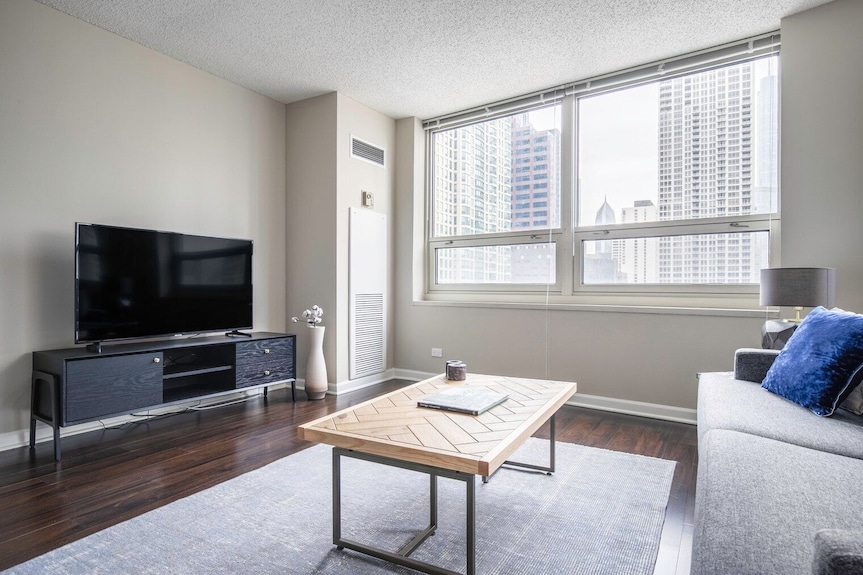 Mod River North 2br W/ Gym, W/d, Near Magnificent Mile, By Blueground - Chicago, IL