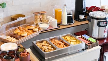 Pequeno-almoço completo diário mediante uma taxa
