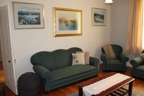 Casa Tradicional | Sala de estar | TV de ecrã plano, leitor de DVD 