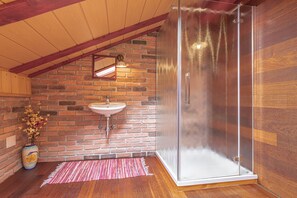 Casa Familiar, vários quartos, 2 casas de banho, junto à montanha (House Na Meji With Sauna) | Casa de banho | Um polibã, toalhas fornecidas, sabão, champô 
