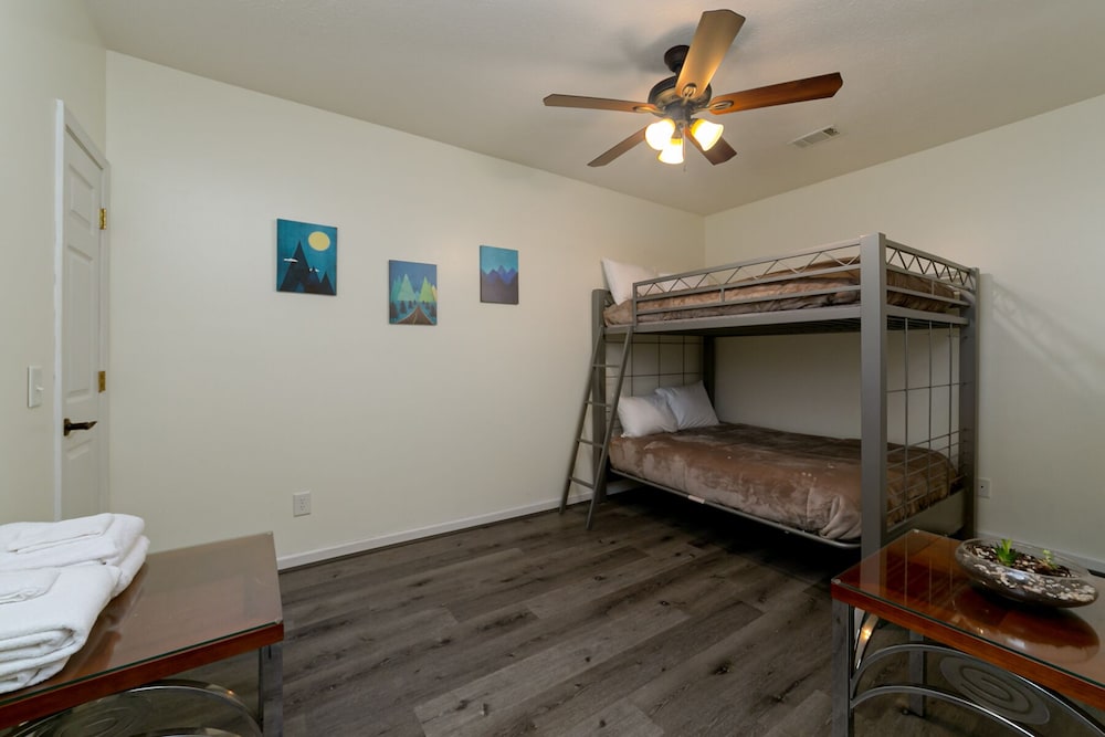 Woodland Lodge - Spacious Rustic Family Retreat W/hot Tub Minutes From Downtown - Helen, GA