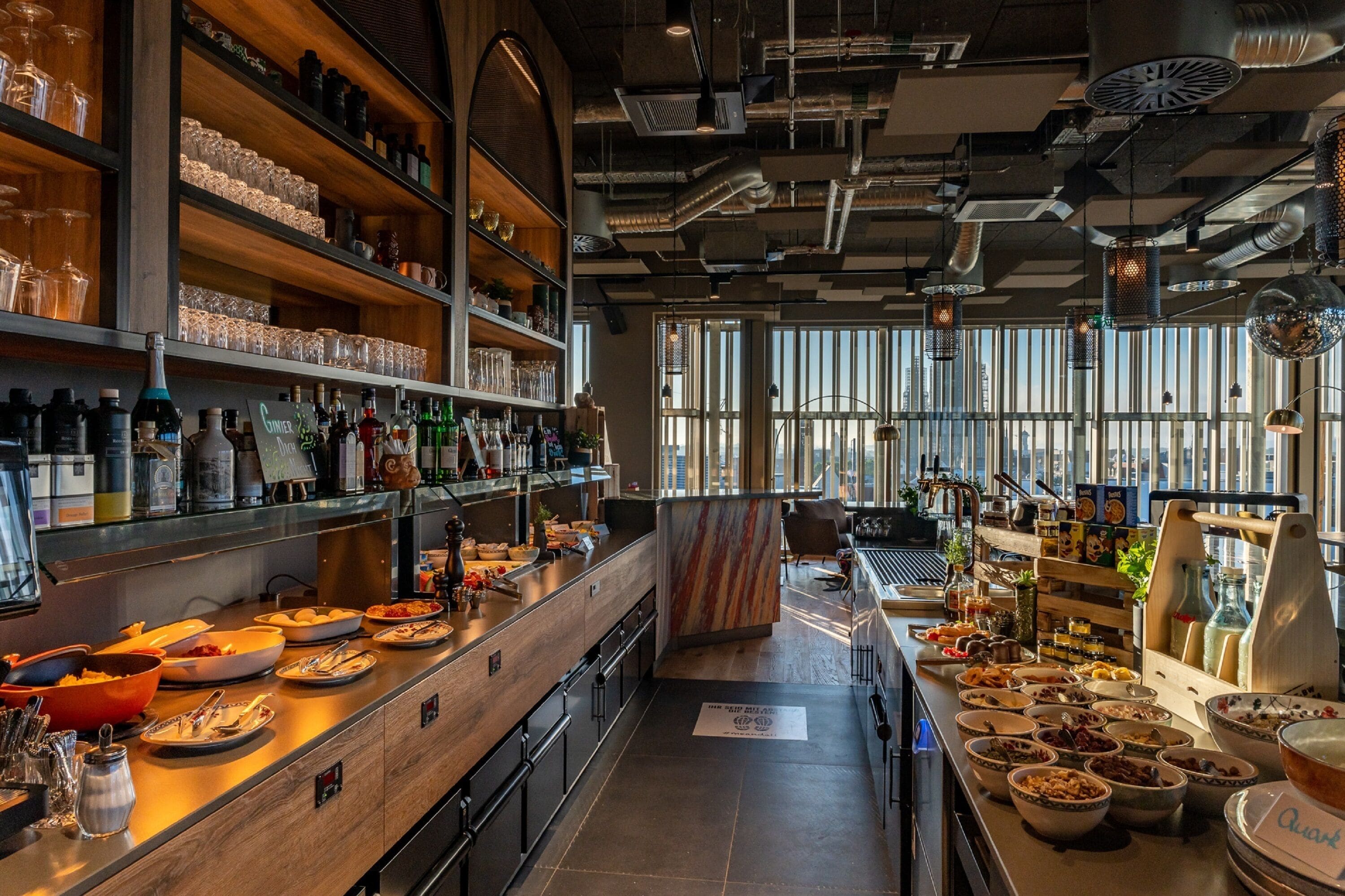 Café da manhã com buffet todos os dias (EUR 25 por pessoa) 